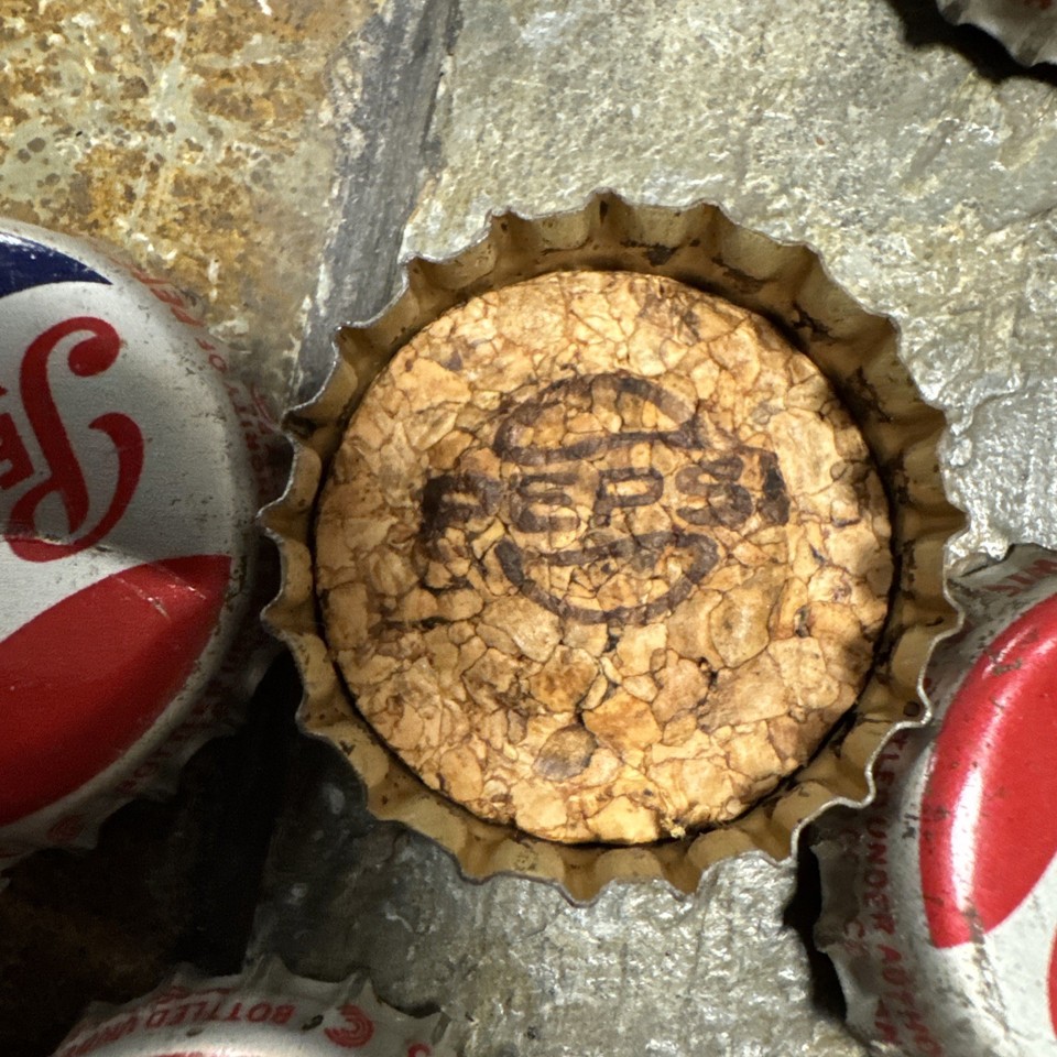 Huge LOT of Over 150 Bottle Caps Cork Lined PEPSi Star, 7up, Mountain ...