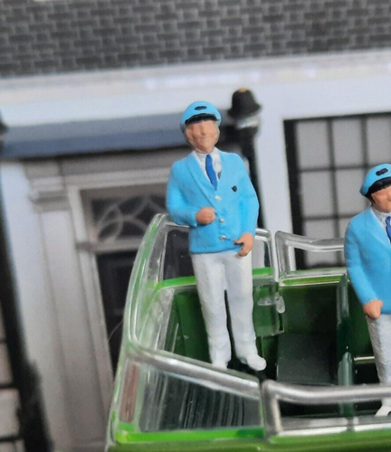 OO GAUGE BOB GRANT FIGURE HAND PAINTED JACK HARPER HOLIDAY ON THE BUSES ...