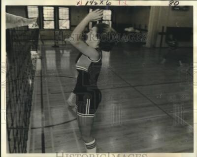 1975 Press Photo Tulane Athlete Becky Dalby playing Volleyball in Gym ...