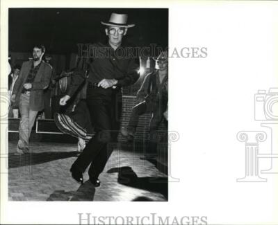 1987 Press Photo Tom Shaffer does a line dance with crowd at Forepaugh ...