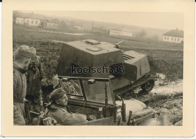 Foto Soldaten der Wehrmacht am russischen Panzer Traktor HTZ-16 bzw ...
