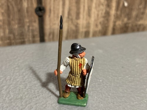 A10207 UNKNOWN METAL OOP PAINTED MINIATURE MALE KNIGHT TEMPLAR SOLDIER ...