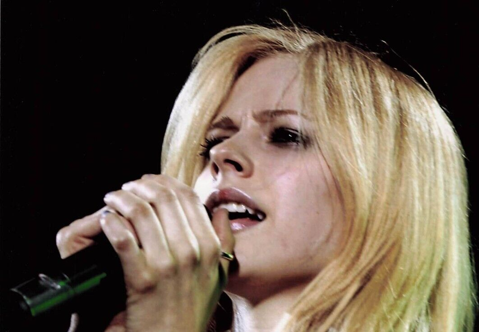 Canadian Singer Songwriter Avril Lavigne Singing Stage Color Photo | eBay