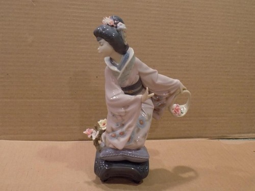 Lladro Spain 8 1/2" Figurine Michiko # 1447 Kneeling Geisha Girl w ...