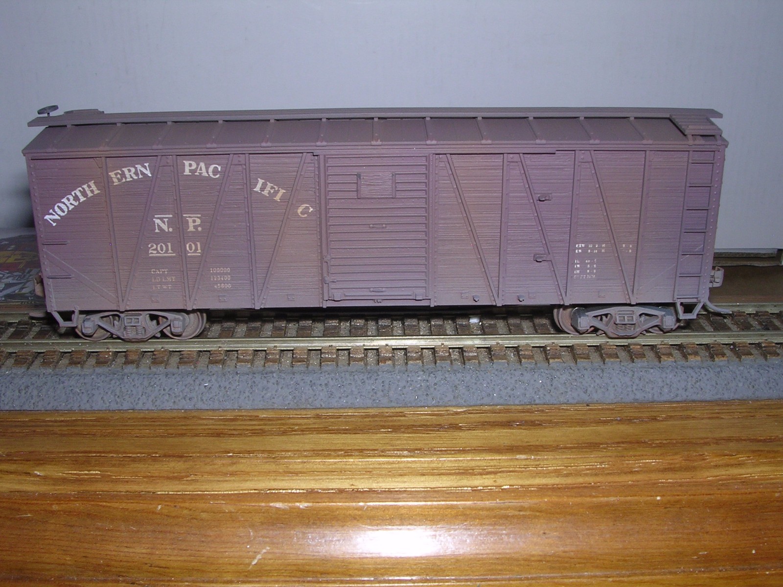 ACCURAIL #4403 N.P. 40' O.B.Wood Box Car #20101 w/Steel Ends Weathered ...