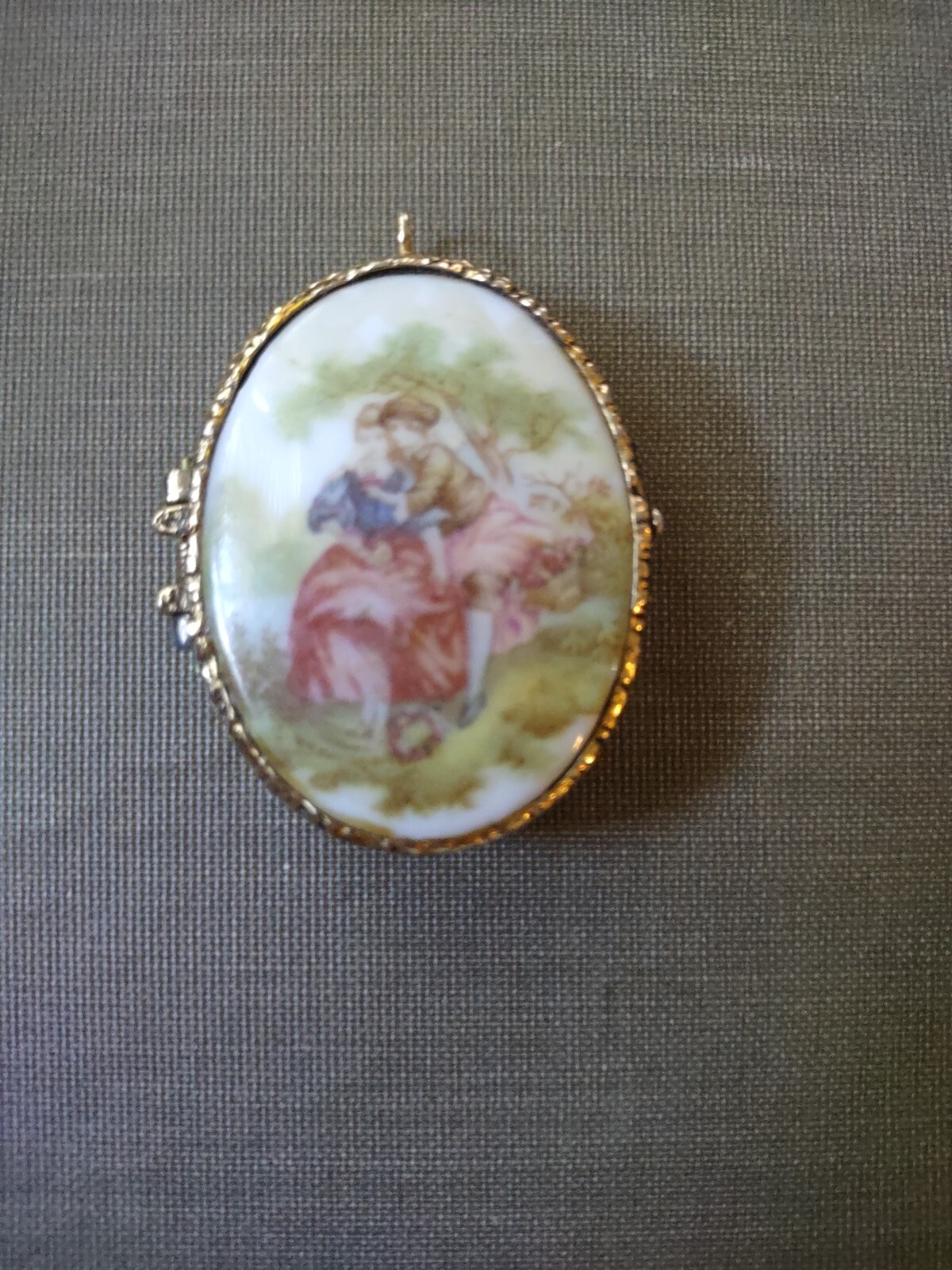 Vintage Cottagecore Gold Tone Romantic Cameo Locket P… - Gem