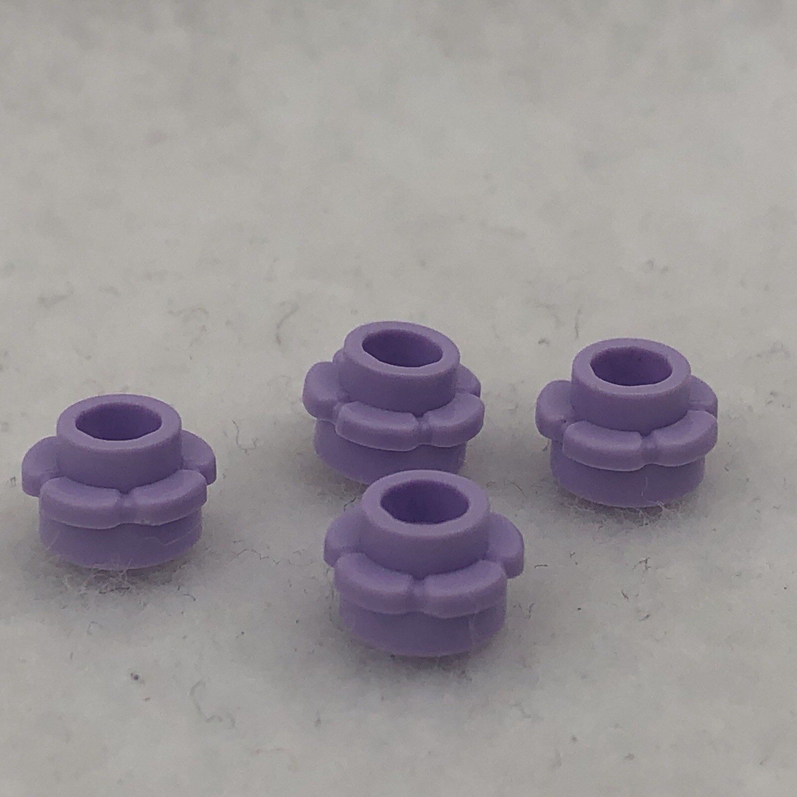 LEGO 24866 Lavender Plate, Round 1 x 1 with Flower Edge (5 Petals) (x4 ...