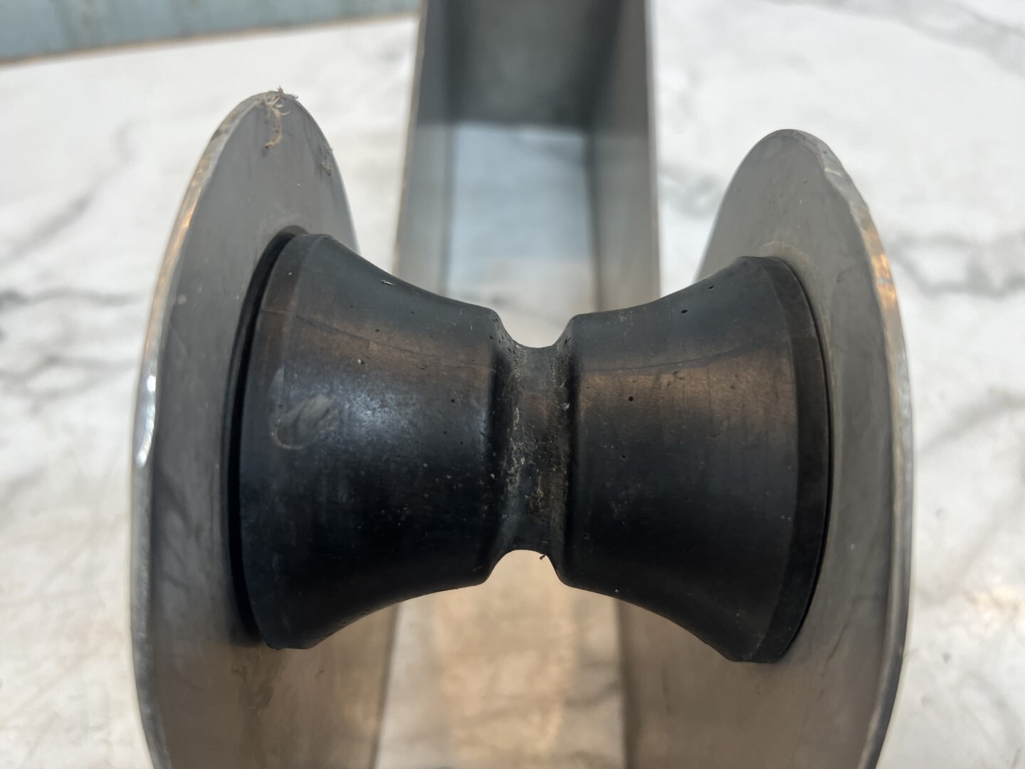 97 Cruisers Yachts 3075 Rogue Boat anchor chain rope line guide roller ...