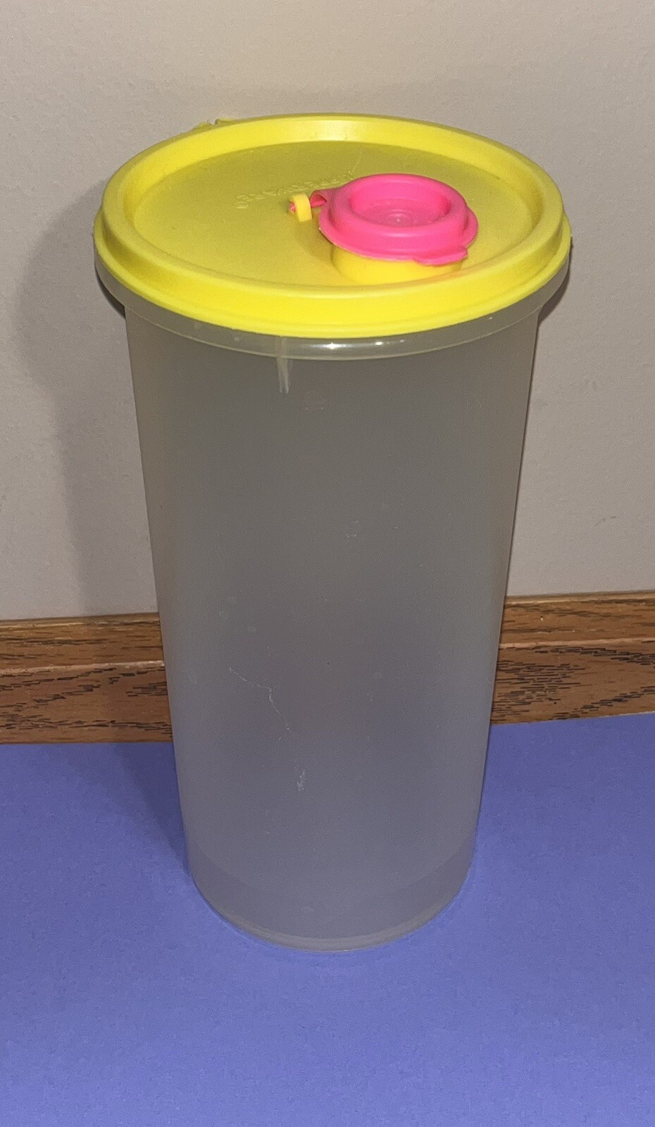 Tupperware Handolier Beverage Pitcher Juice Canister 48 oz. 261 261-11 ...