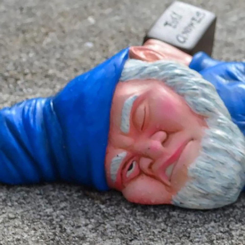 Funny Garden Gnomes Statues Drunk Peeing Naughty Inappropriate Yard ...