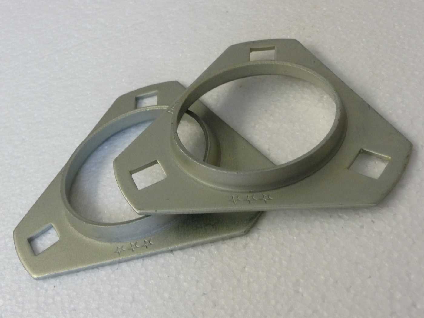 ** 1 Set = 2 Stück Blechgehäuse PFT205 - dreieckig - für Spannlager ...