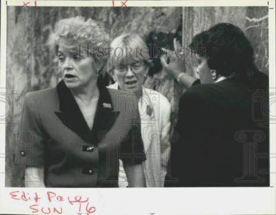 1992 Press Photo Linda Schwegmann talks with Judy Watts at House ...