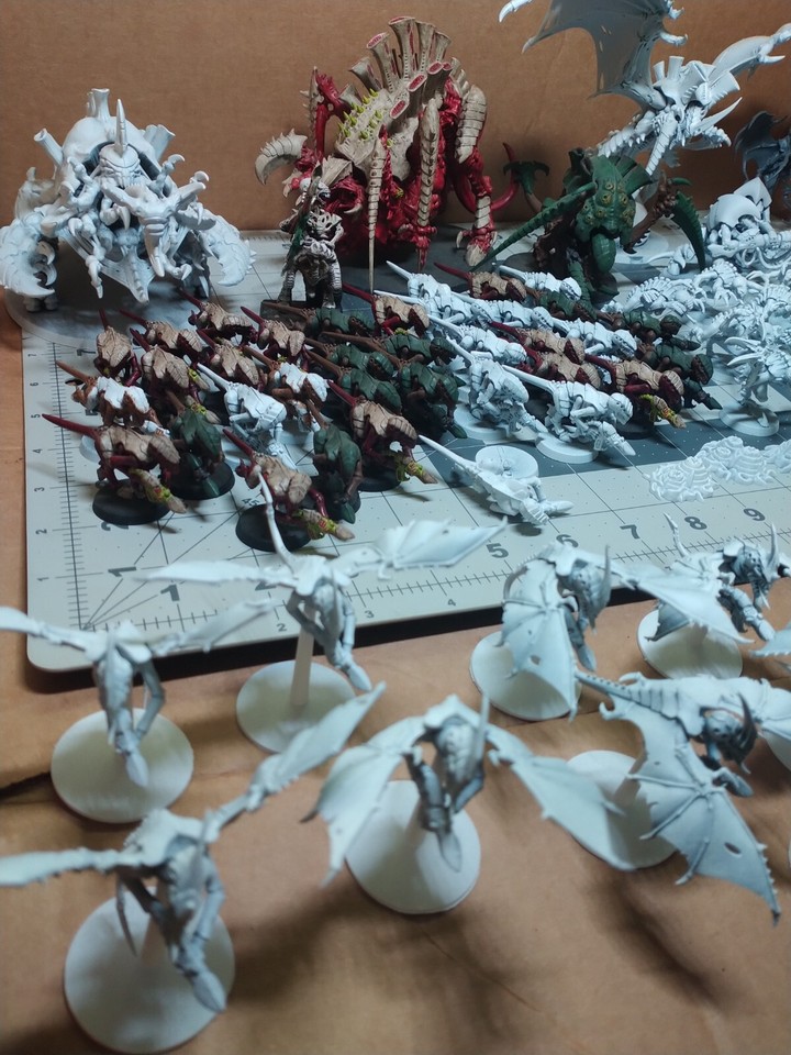 warhammer 40k tyranid army lot unpainted. built mixed army one broken ...