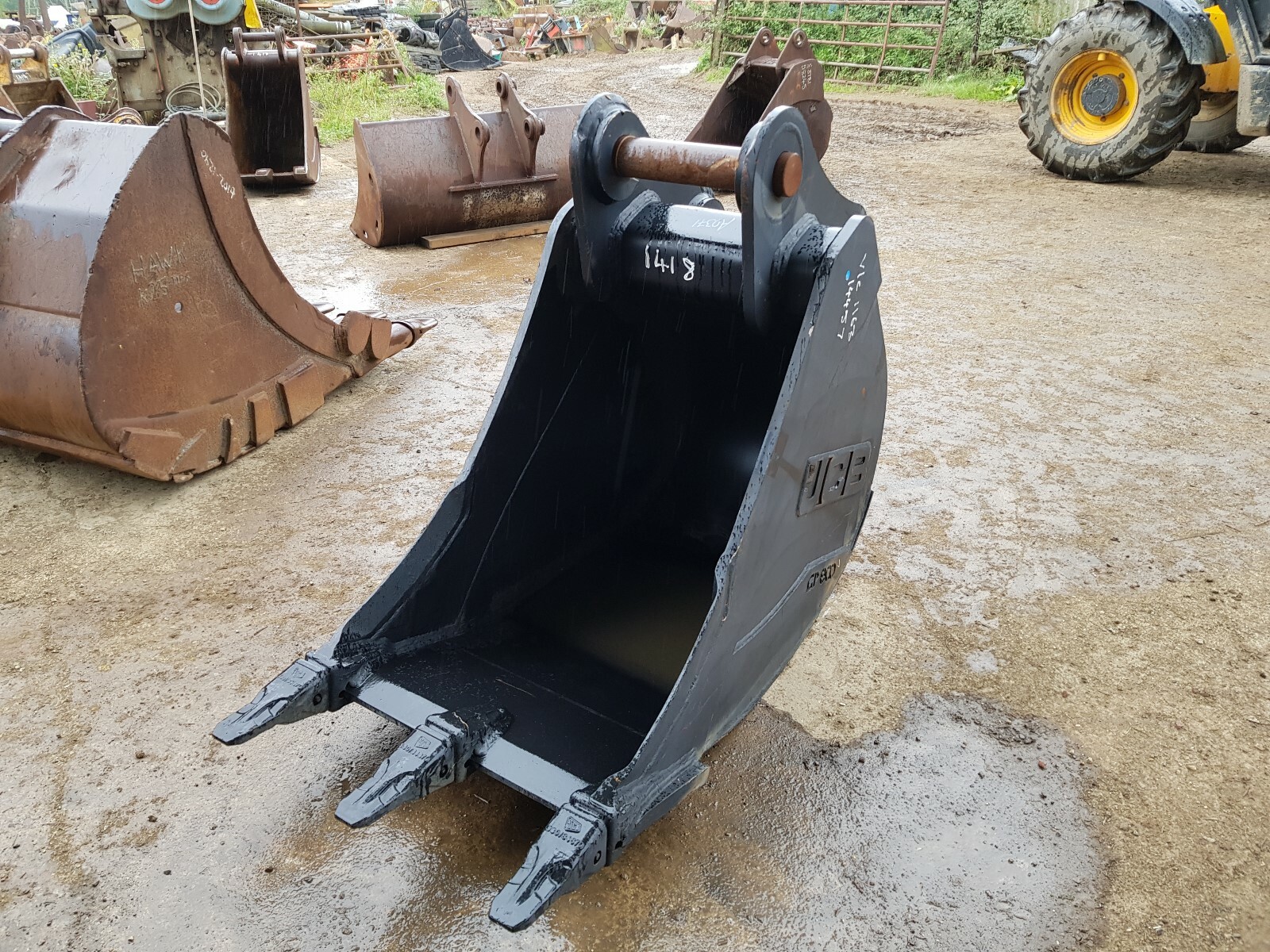NEW 700mm Excavator Digging Bucket suit 20 Ton 80mm pin x310mm x 450mm ...