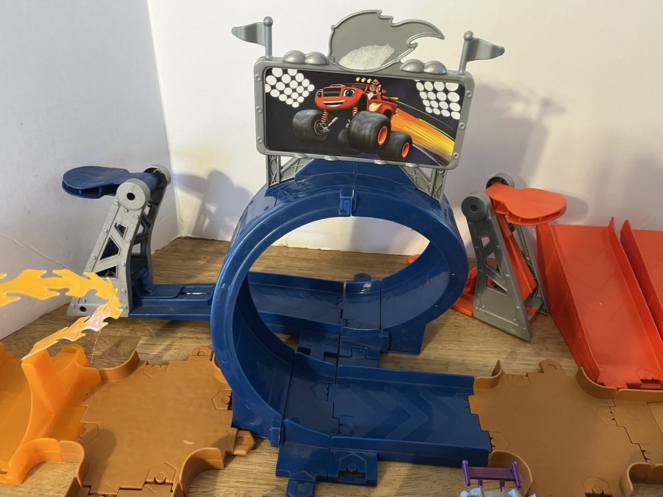 Blaze the Monster Machines Race Track Set Dome Loop 2 Launchers 6 ...