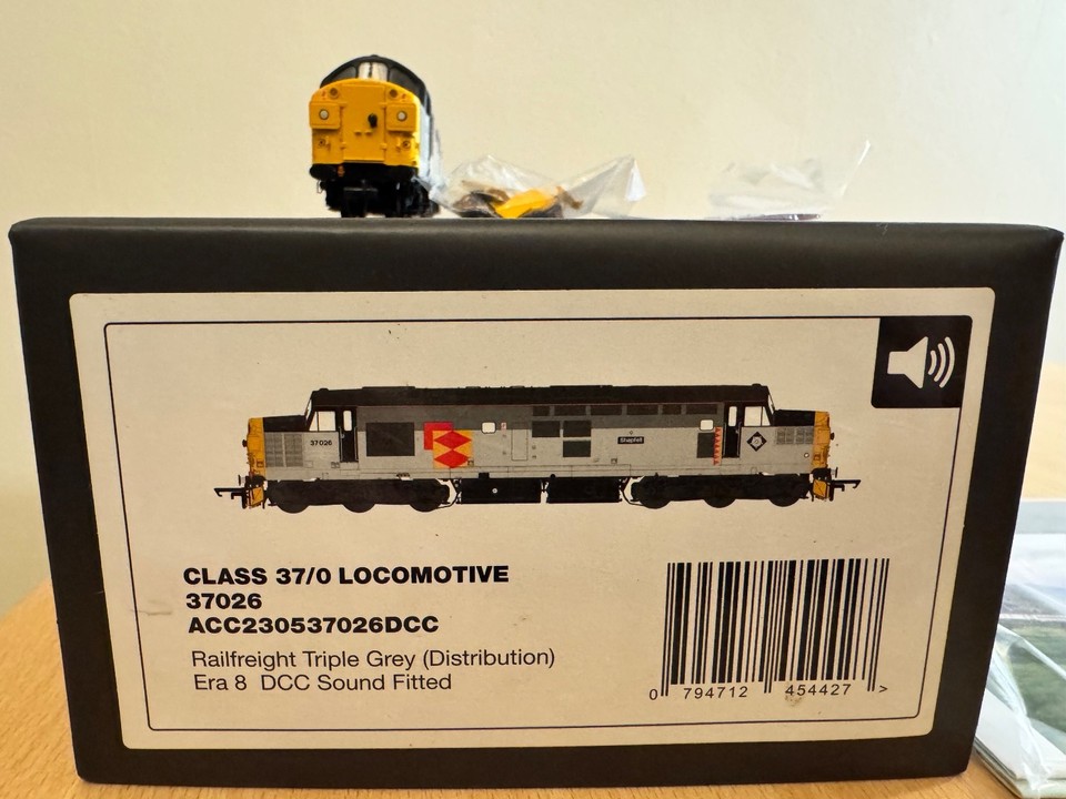 Accurascale ACC230536026DCC OO Class 37 37026 Railfreight Distribution ...