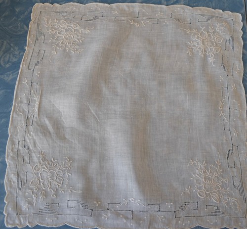 7435 Beautiful embroidered linen hankie, satin stitched roses each ...