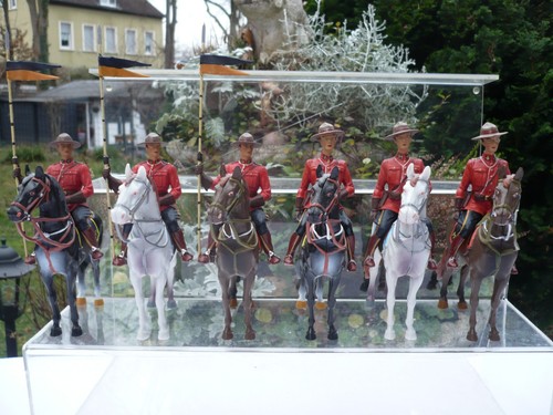 12 Elastolin 10cm Figuren 6 KANADIER MASSE MOUNTIE REITER 6 STAND MP ...