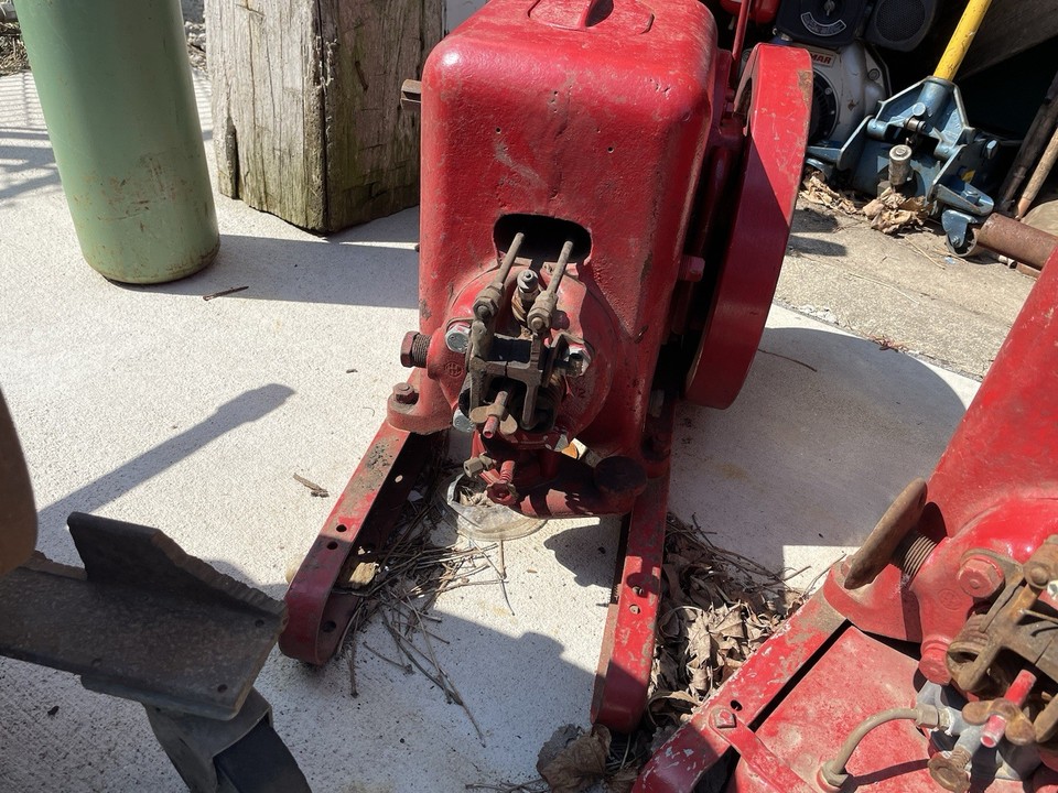 2 IHC International LA LB 1 1/2 - 2 1/2 HP Hit Miss Gas Engines Will ...