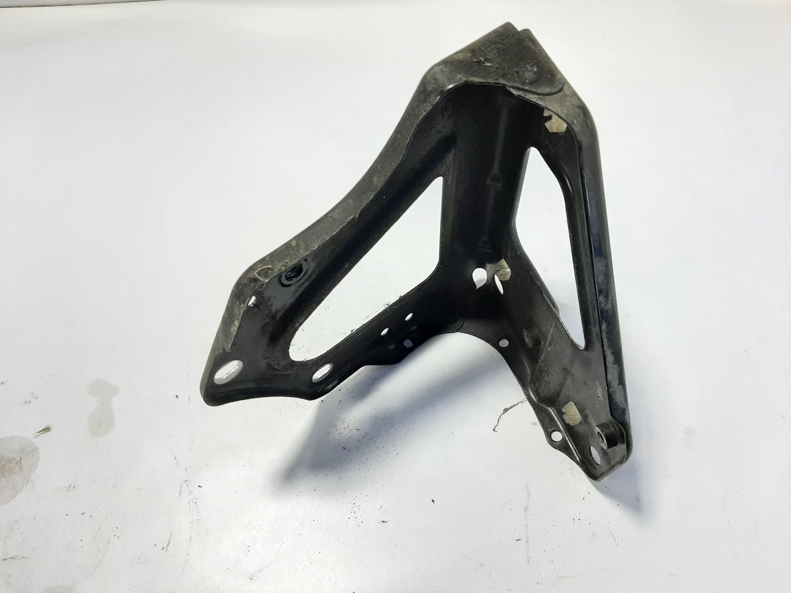 AUDI A6 4F2, C6 3.0 TFSI quattro Front Right Fender Holder 4F0821136 ...