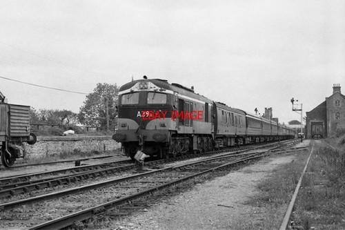 PHOTO 1975 CIE 001 CLASS LOCO IN BALLINASLOE RAILWAY STATION A CIE 001 ...