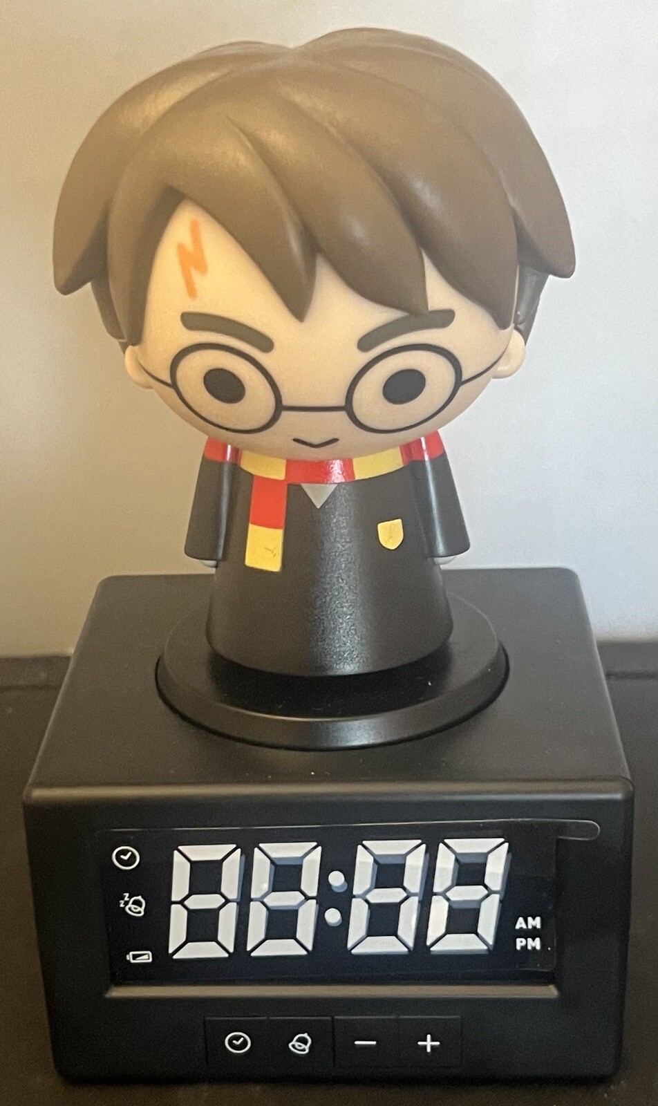 Harry Potter Wizard Alarm Clock - Harry Potter Glows, Powered by 3X AA ...