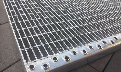 Podest Industrie Gitterrost mit Antrttskante 1000x600x 30/10 Tragstab ...