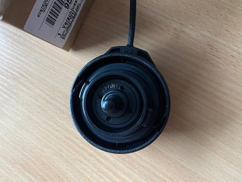 NEW OEM PORSCHE MACAN 95B201550C Cap with retaining strap for fuel tank ...