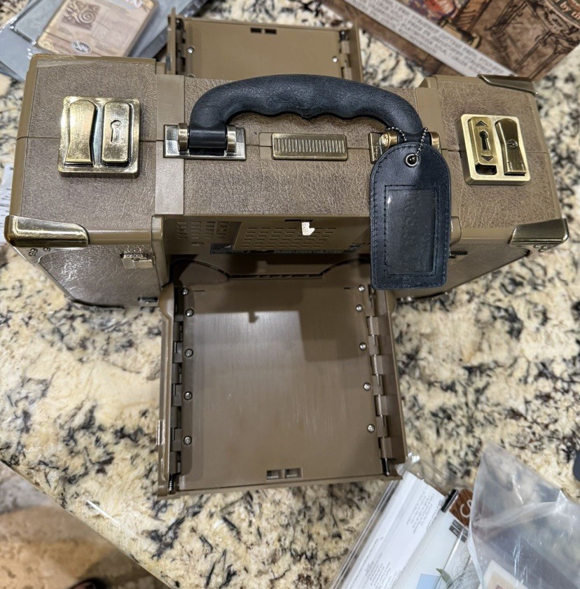 Sizzix Tim Holtz Vagabond Embosser/Die Cutting Machine, plates, & keys ...
