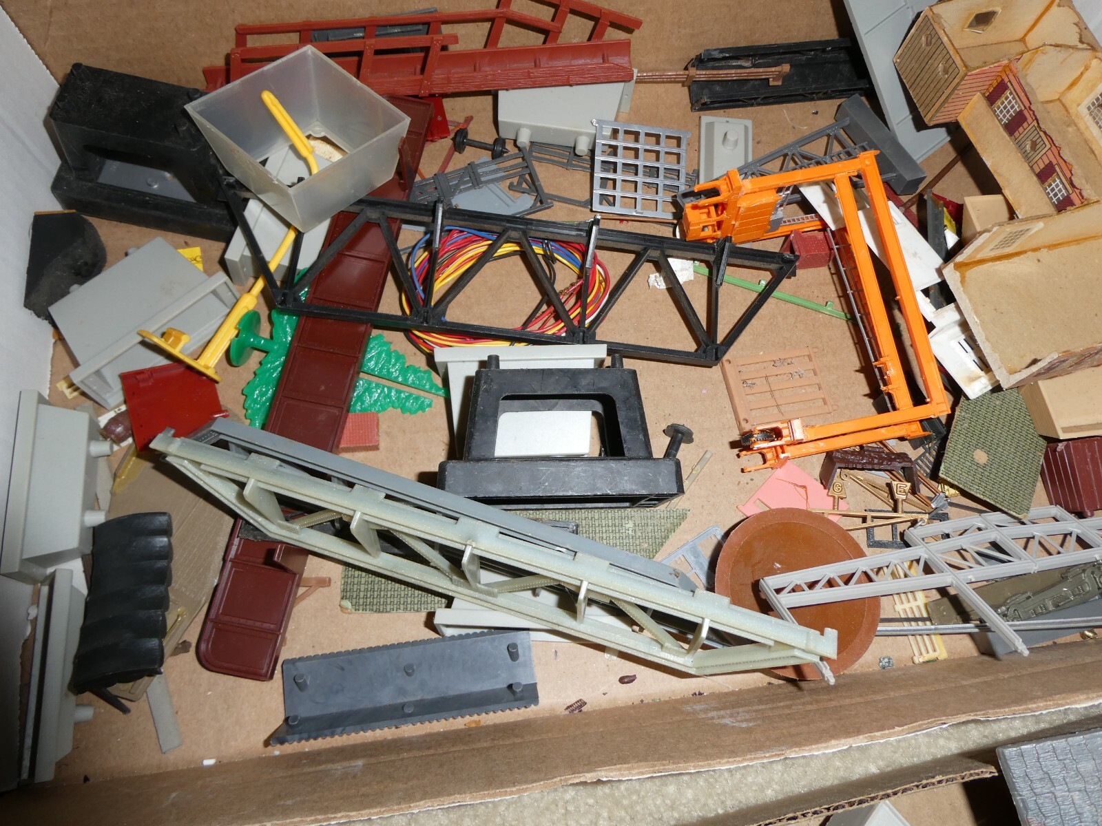 HUGE Lot of Vintage HO Scale Buildings Parts Pieces Trim and More | eBay