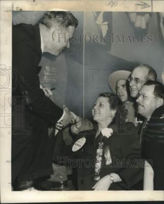 1952 Press Photo Judge Kennon Greets Well-Wishers after Election Win ...