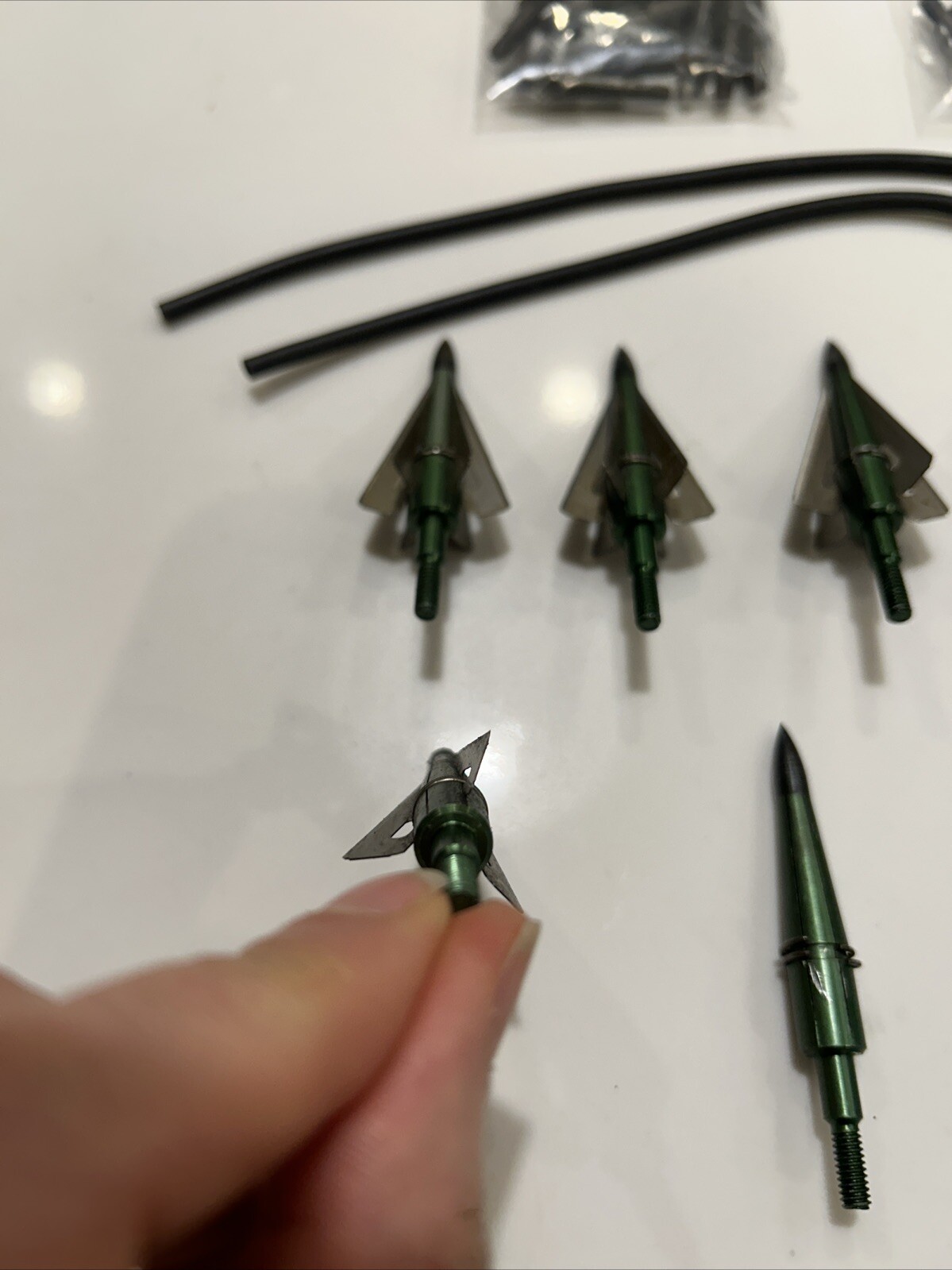 LOT OF WASP 120-135 GRAIN FIXED BLADE AND 100-125 FIELD POINT ARROWS ...