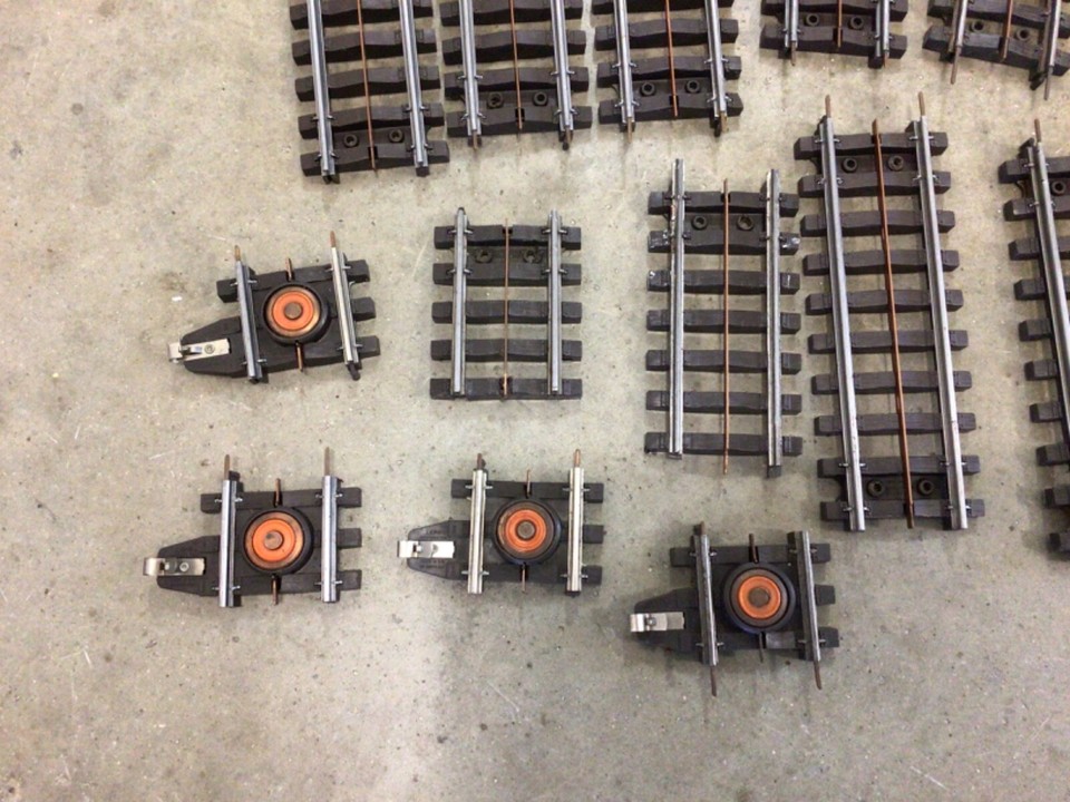 Lionel lot of damaged brown plastic tie 027 track pieces & uncoupler ...