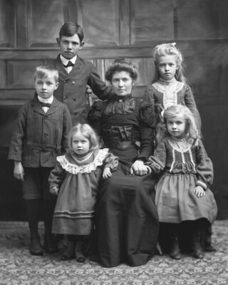 Mother and children in Family Portrait 1900 Retro Historic Poster Photo ...