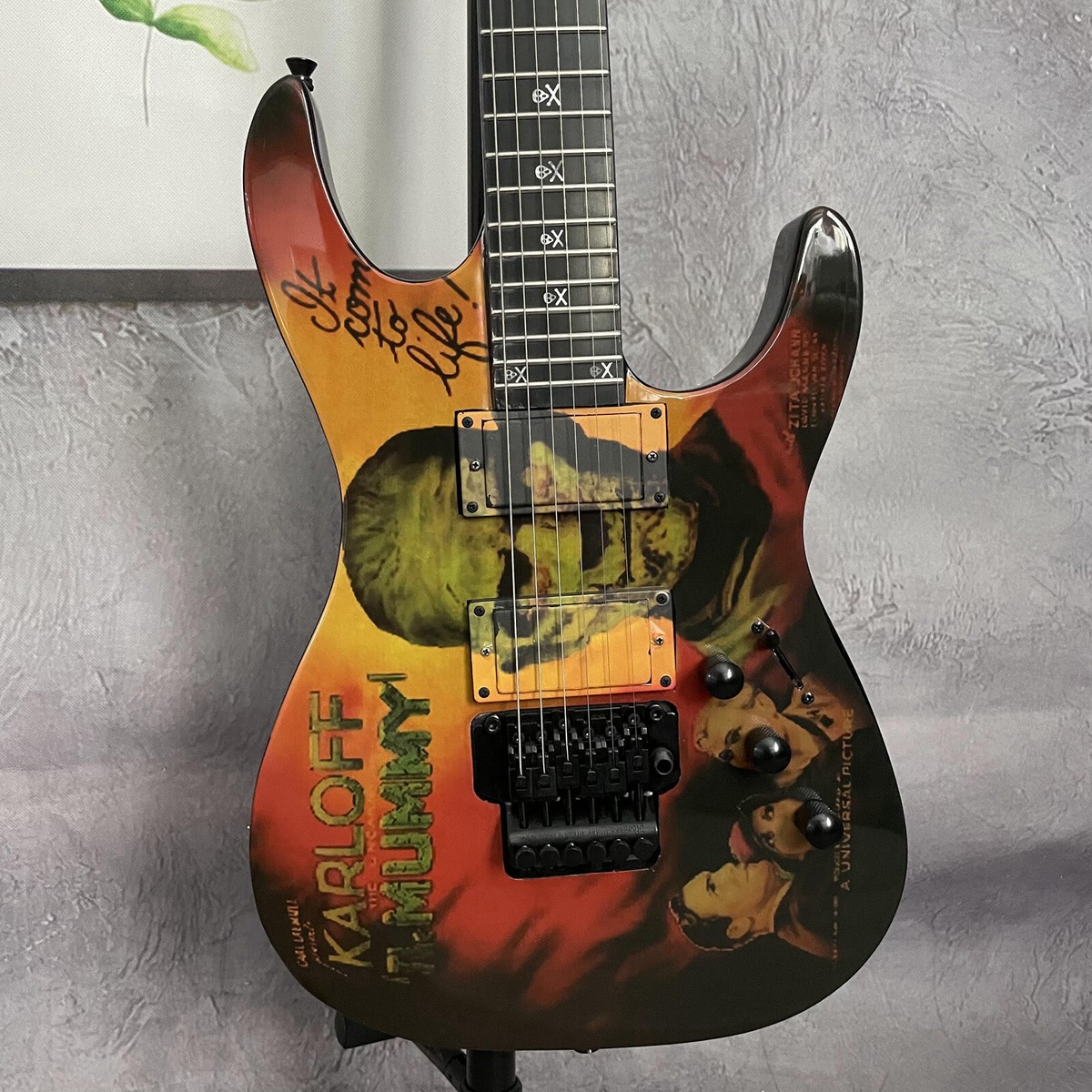 Kirk Hammett Mummy Guitar