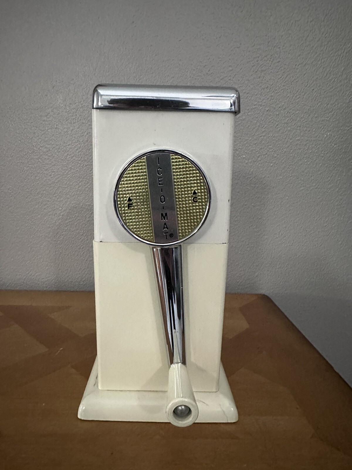 Vintage Retro Off White Metal Ice-O-Mat Manual Ice Crusher Maker W/Hand ...