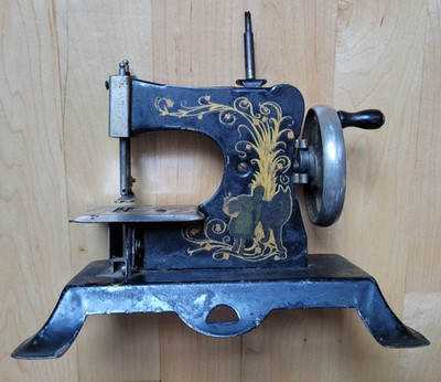 Casige 1930s German Vintage Sewing Machine Model 25, Little Red Riding ...