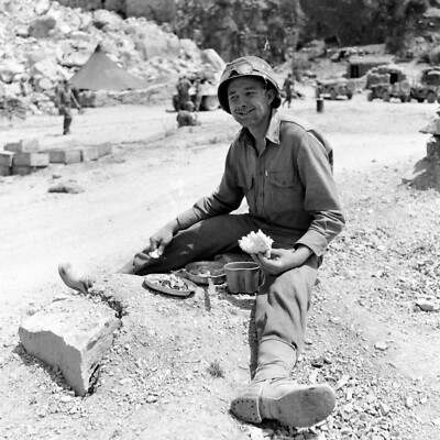 WW2 WWII Photo World War Two / US Army Chow Time In Italy C-Ration 1944 ...