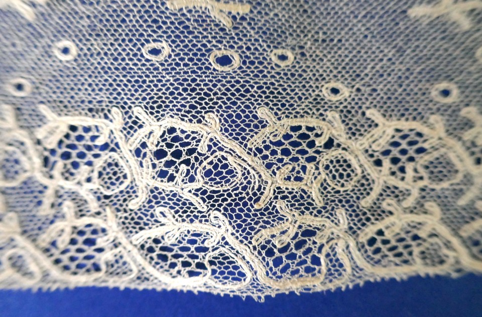 A 44" (111.5cm) LENGTH OF LILLE POINT LACE & SIMILAR LENGTHS | eBay UK