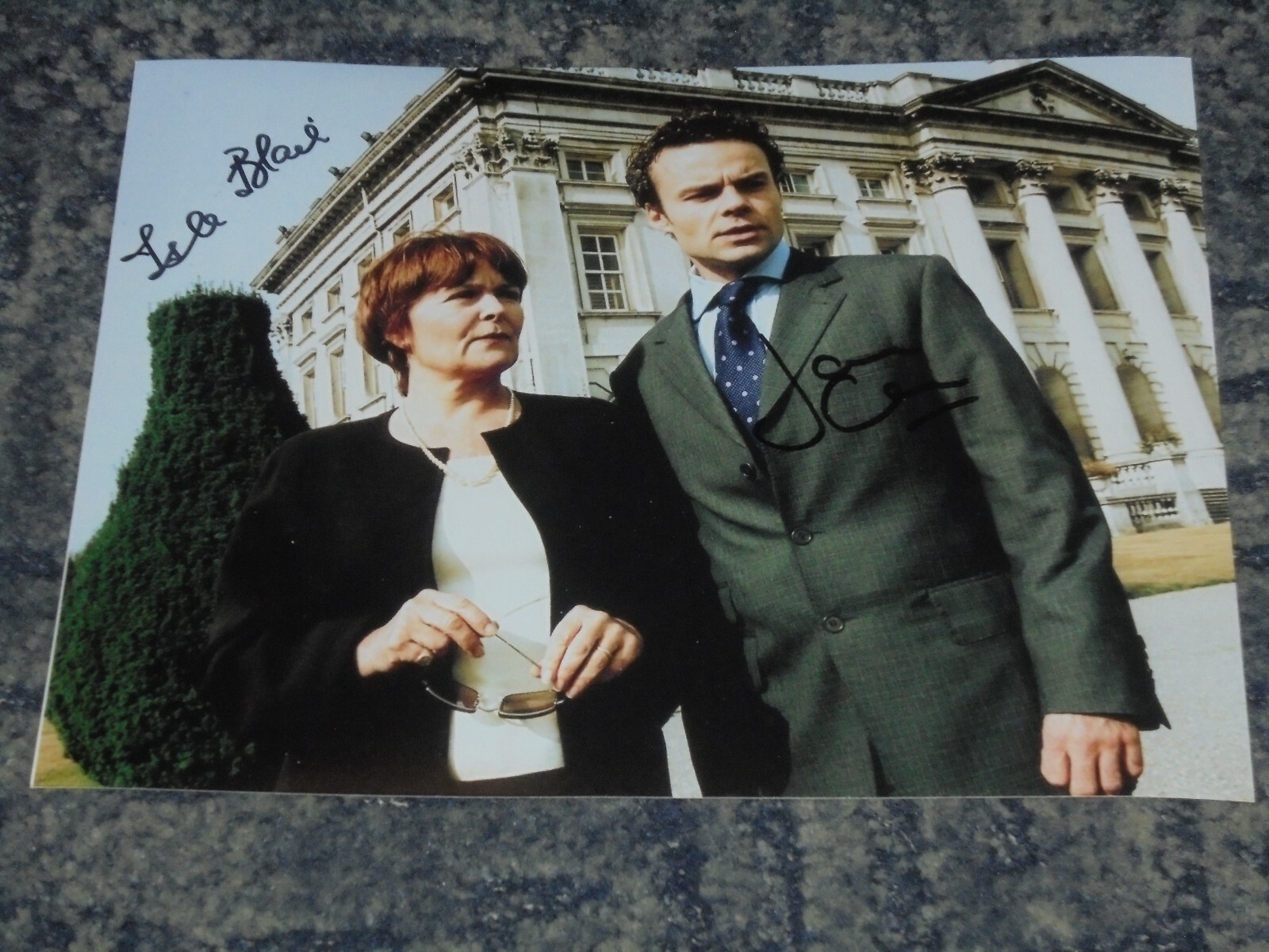 ISLA BLAIR & JAMIE GLOVER- NEW TRICKS- 10x8 PHOTO SIGNED -(25) | eBay.de