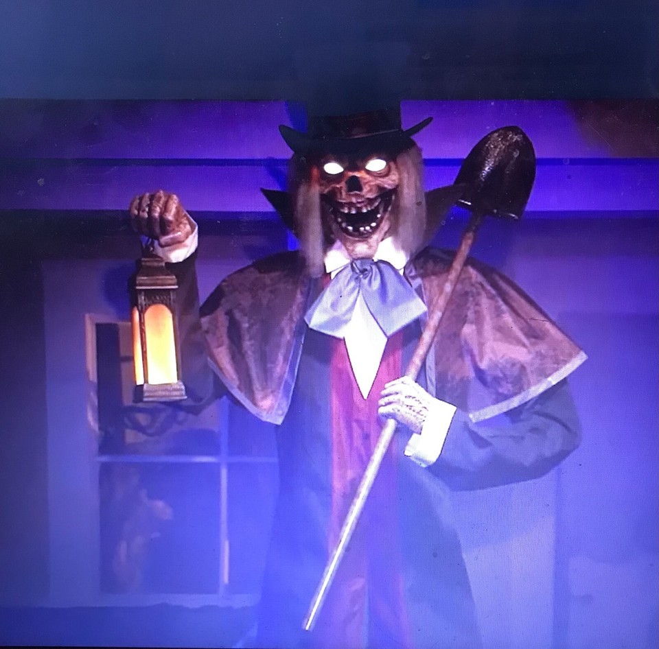 Halloween Animatronic 8.5-foot Lifesize Graveyard Host Prop Seasonal ...