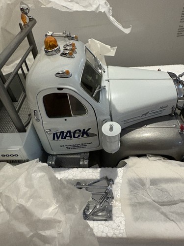 First Gear 1960 Mack B-model Tow Truck 1/25 Scale Mack Towing ...