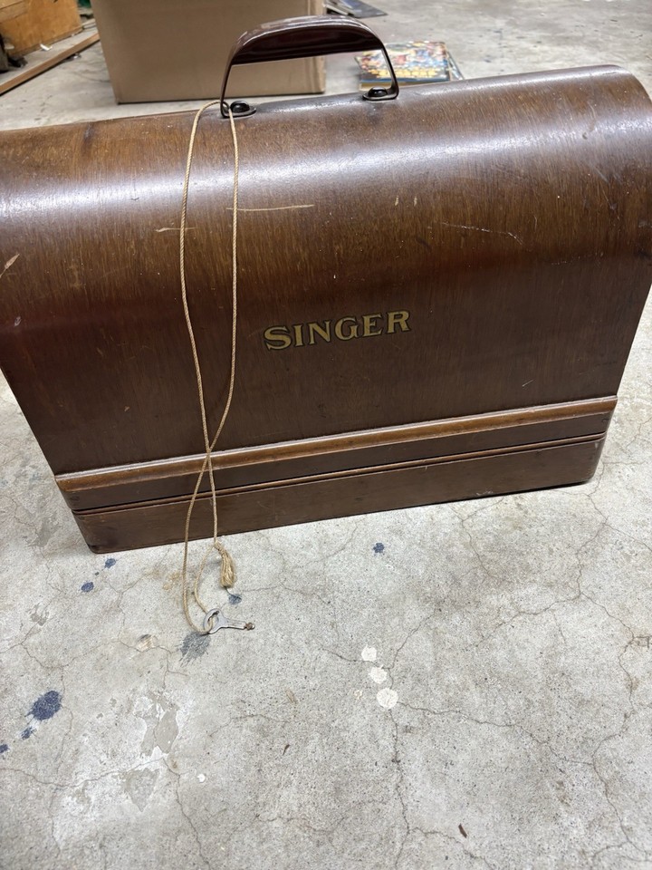 Singer Model 128 Black Sewing Machine Godzilla Wrinkle Bent Wood Case ...