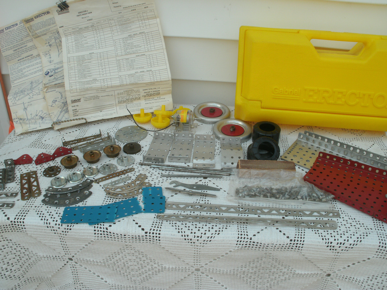 GABRIEL ERECTOR SET--1976 Yellow Plastic Case w/Pieces, Motor ...