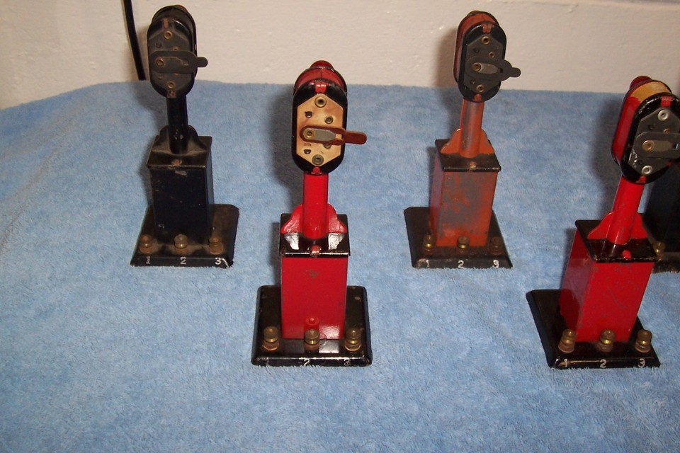 Marx Trains No. 404 Block Signals. Lot of five 2 Light, and one 3 Light ...