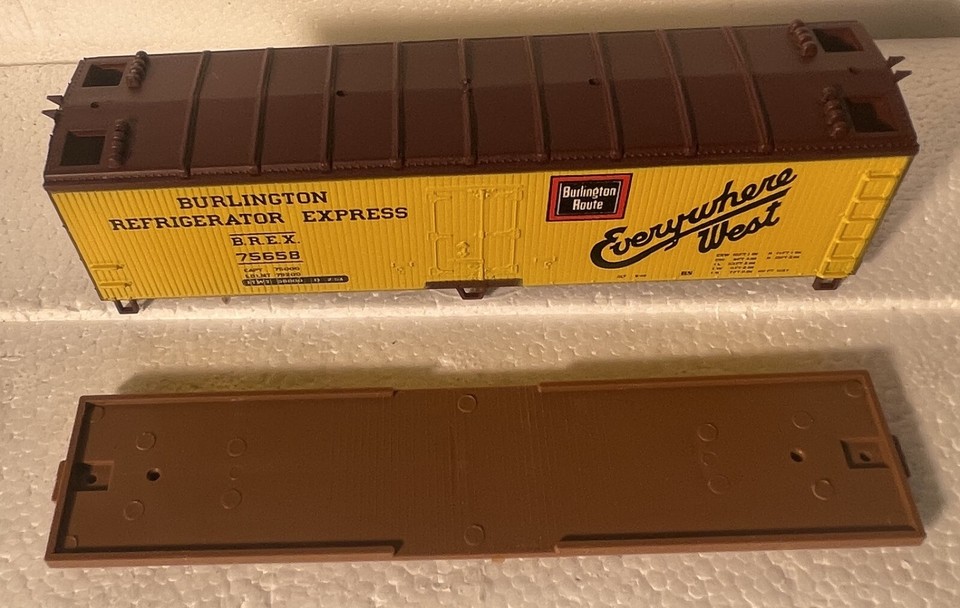 WALTHERS HO SCALE UNBUILT MODEL TRAIN KIT #932-2307 40’ DS WOOD REEFER ...