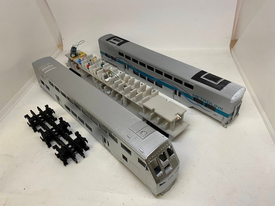HO Scale Metrolink hyundai rotem Coach Car With Figures Custom 3D ...
