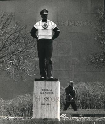 1993 Press Photo Roy Kinney looks at Statue of Douglas MacArthur ...