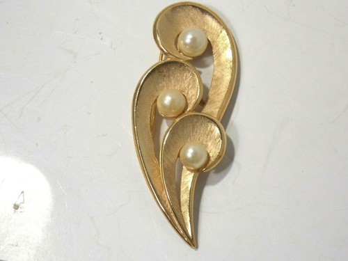 Crown Trifari Brooch/Pin with 3 Pearls Gold Tone Brushed 1970's | eBay