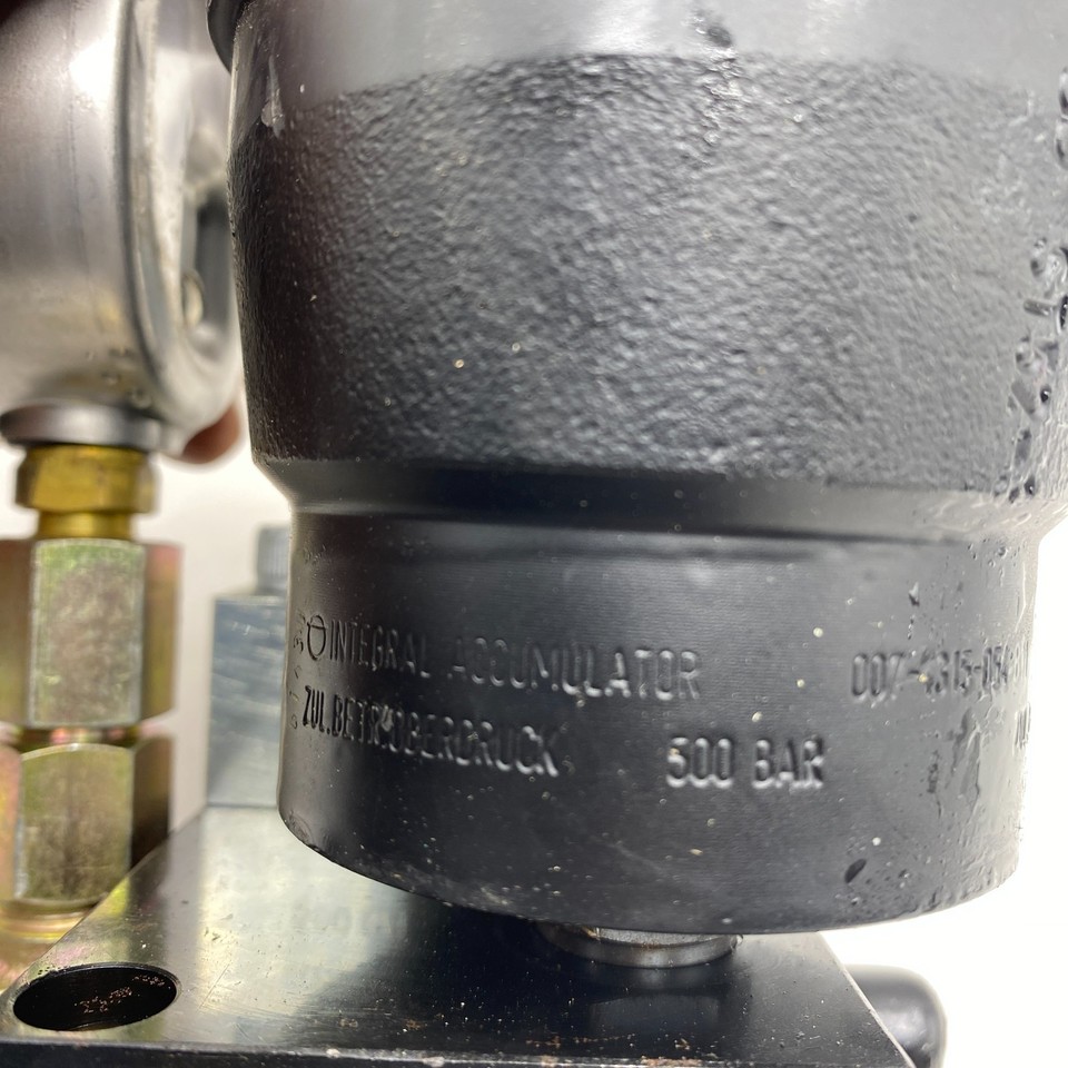 PRESSURE RELIEF VALVE W/INTEGRAL ACCUMULATOR W/GAUGE W/ROMHELO PISTON ...